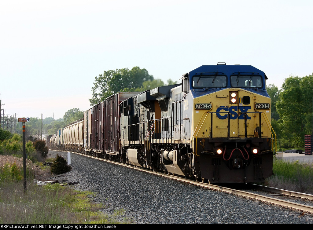 CSX 7905 leads Q334 east towards Toledo